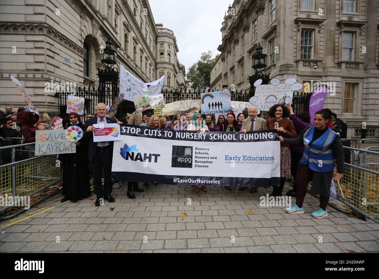 England coronavirus school protest hi-res stock photography and images ...