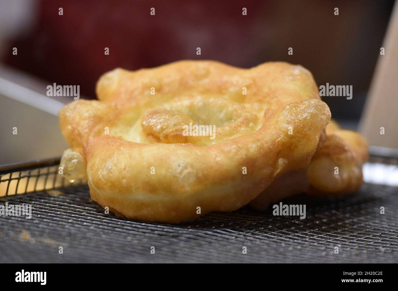 Herstellung traditioneller Bauernkrapfen in Österreich - Production of ...