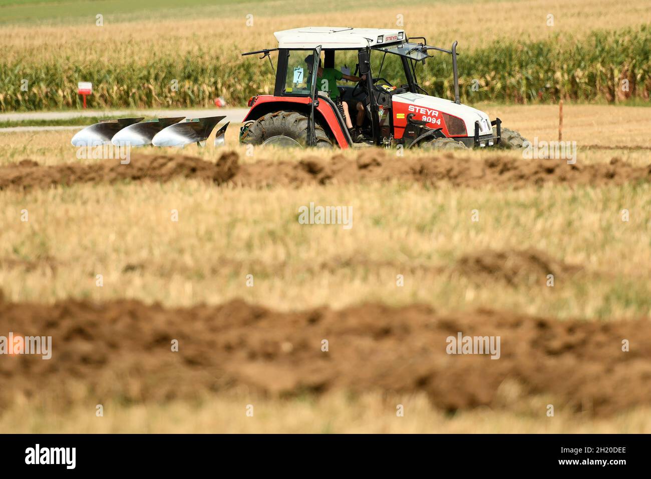 Traktor pflug landwirtschaft hi-res stock photography and images - Alamy