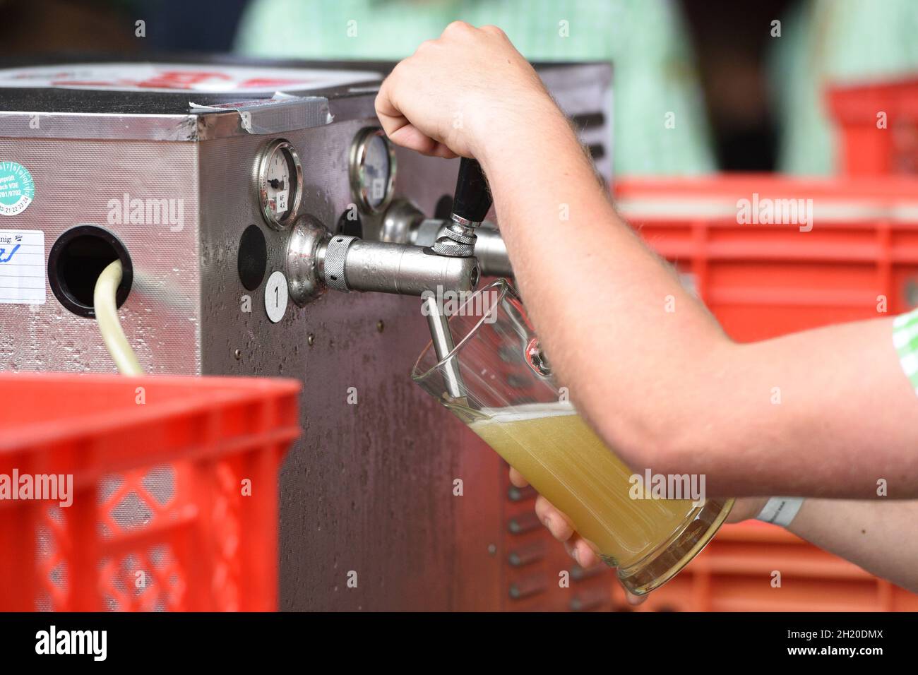 Bier anstich hi-res stock photography and images - Alamy