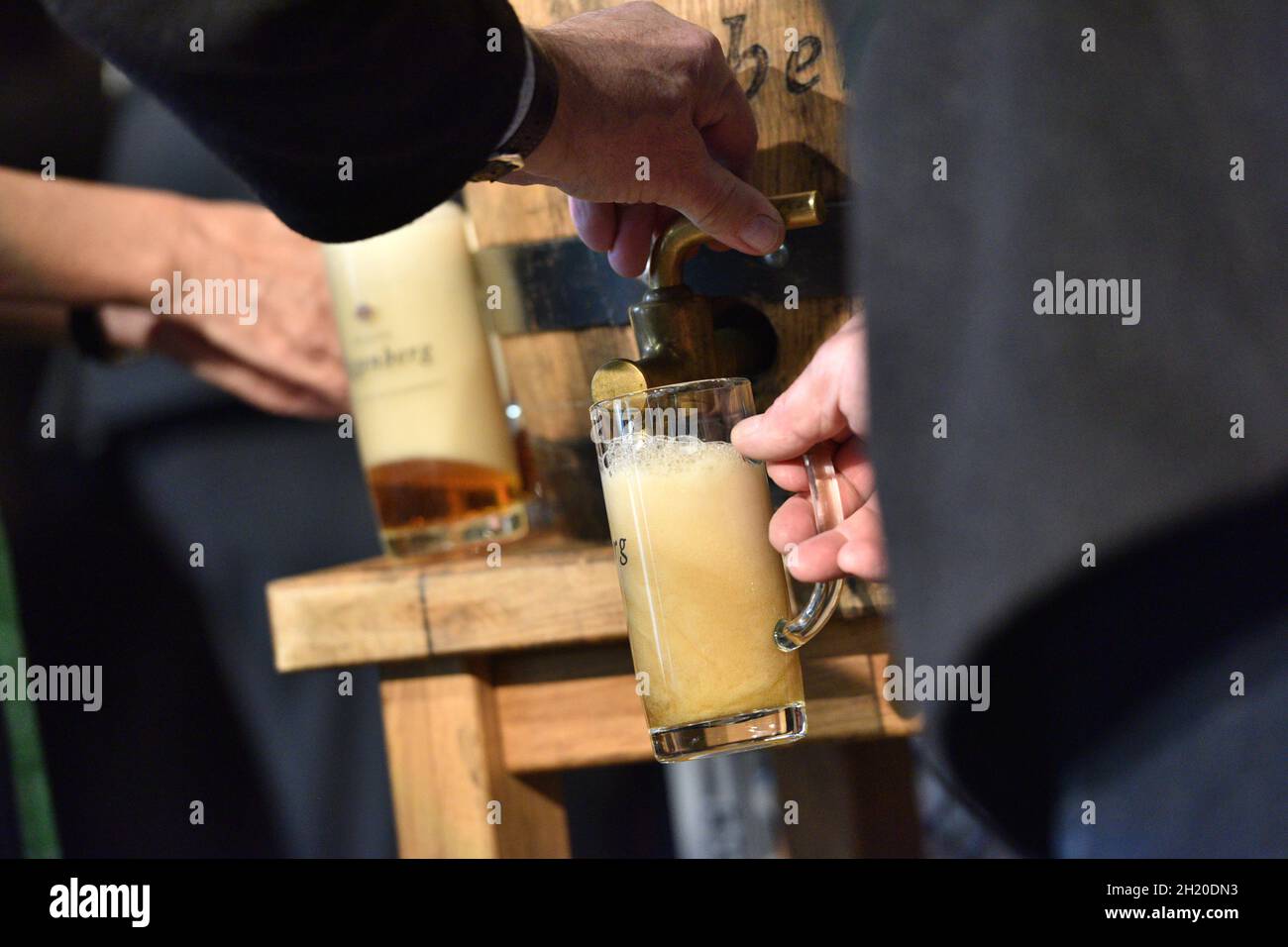 Anzapfen eines Bierfasses - Tapping of a beer keg Stock Photo - Alamy