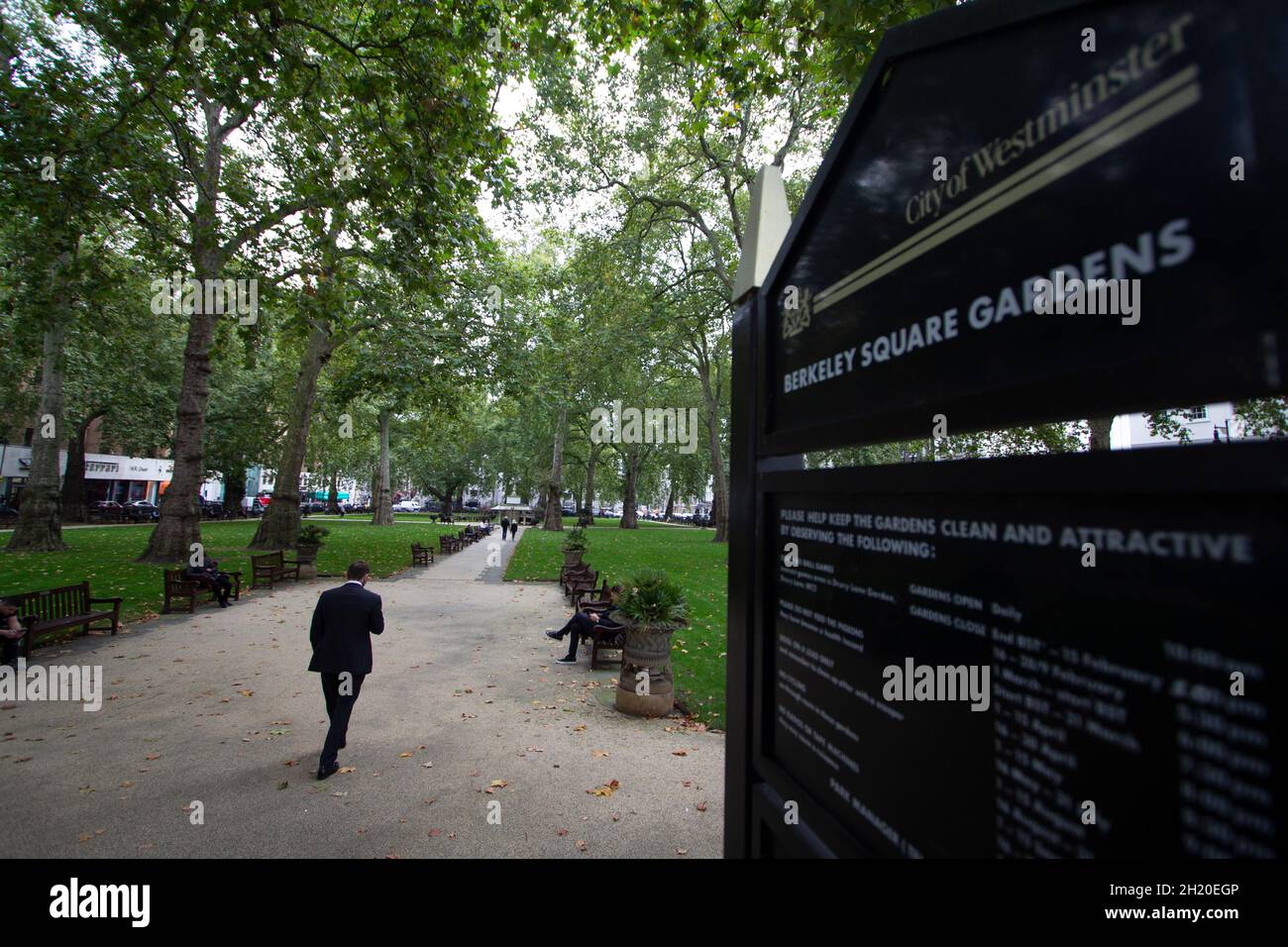 Berkeley Square Gardens London with city workers using facilites Stock ...