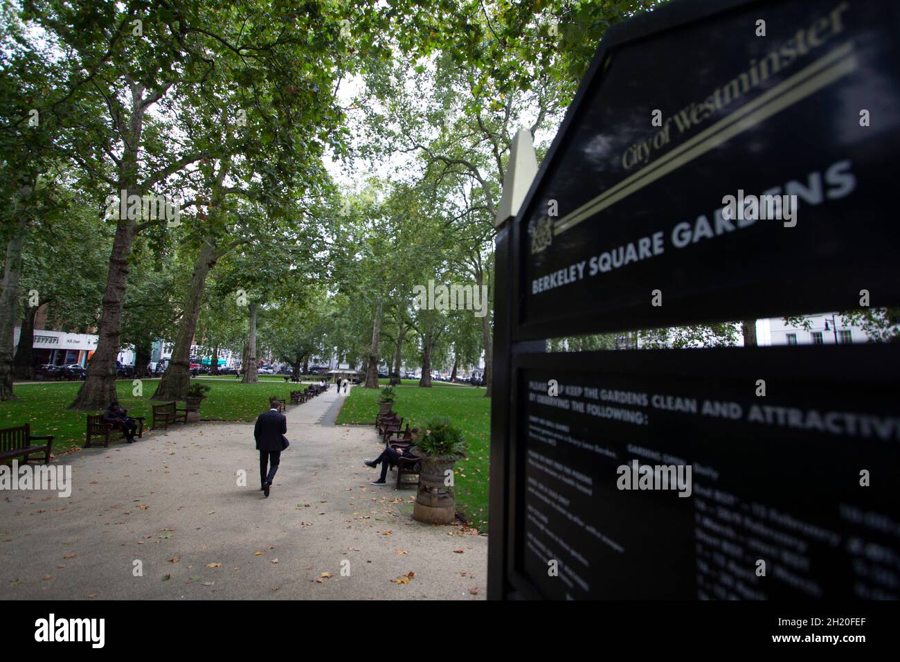 Berkeley Square Gardens London with city workers using facilites Stock ...