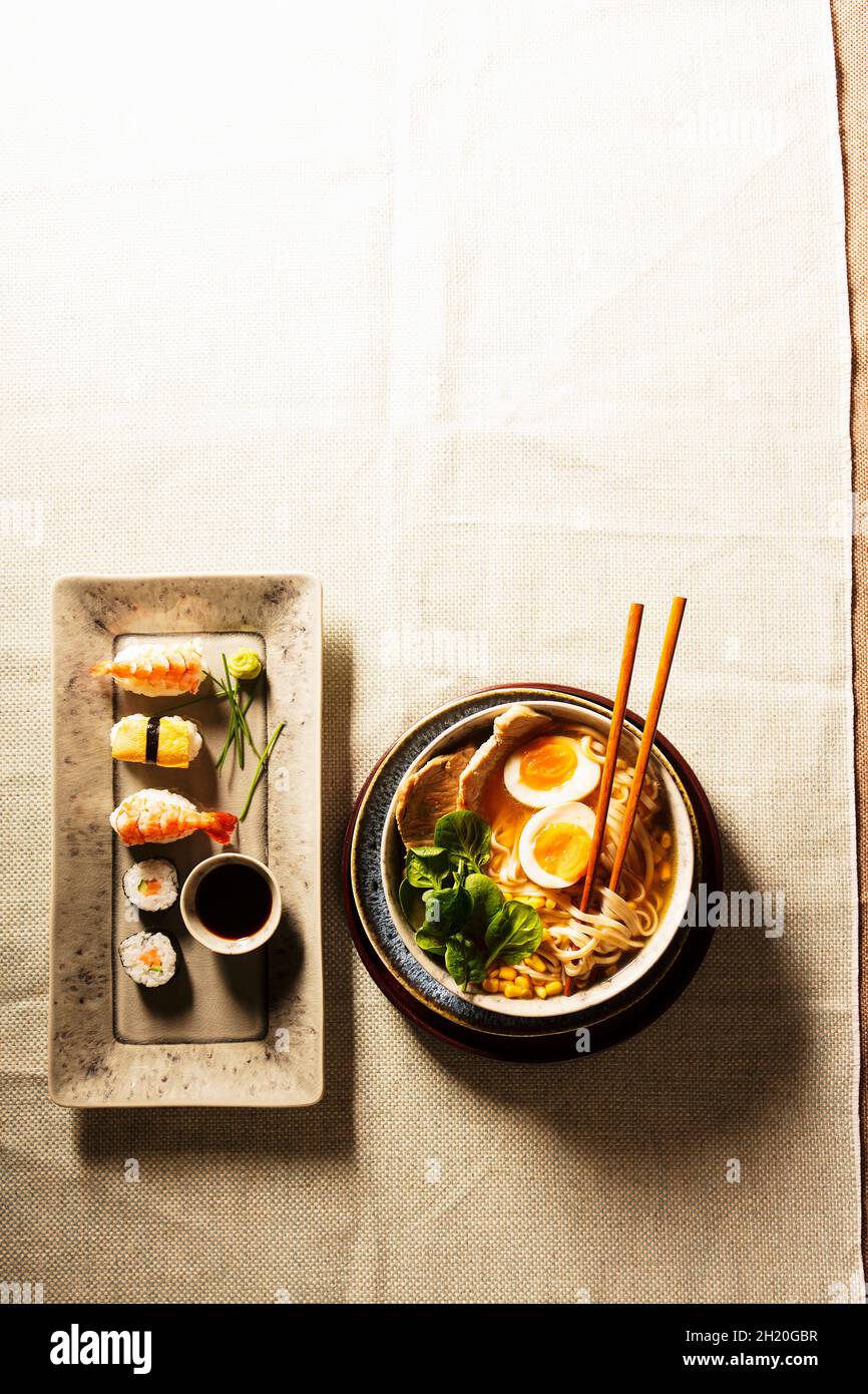 Ramen soup and sushi (Japan Stock Photo - Alamy