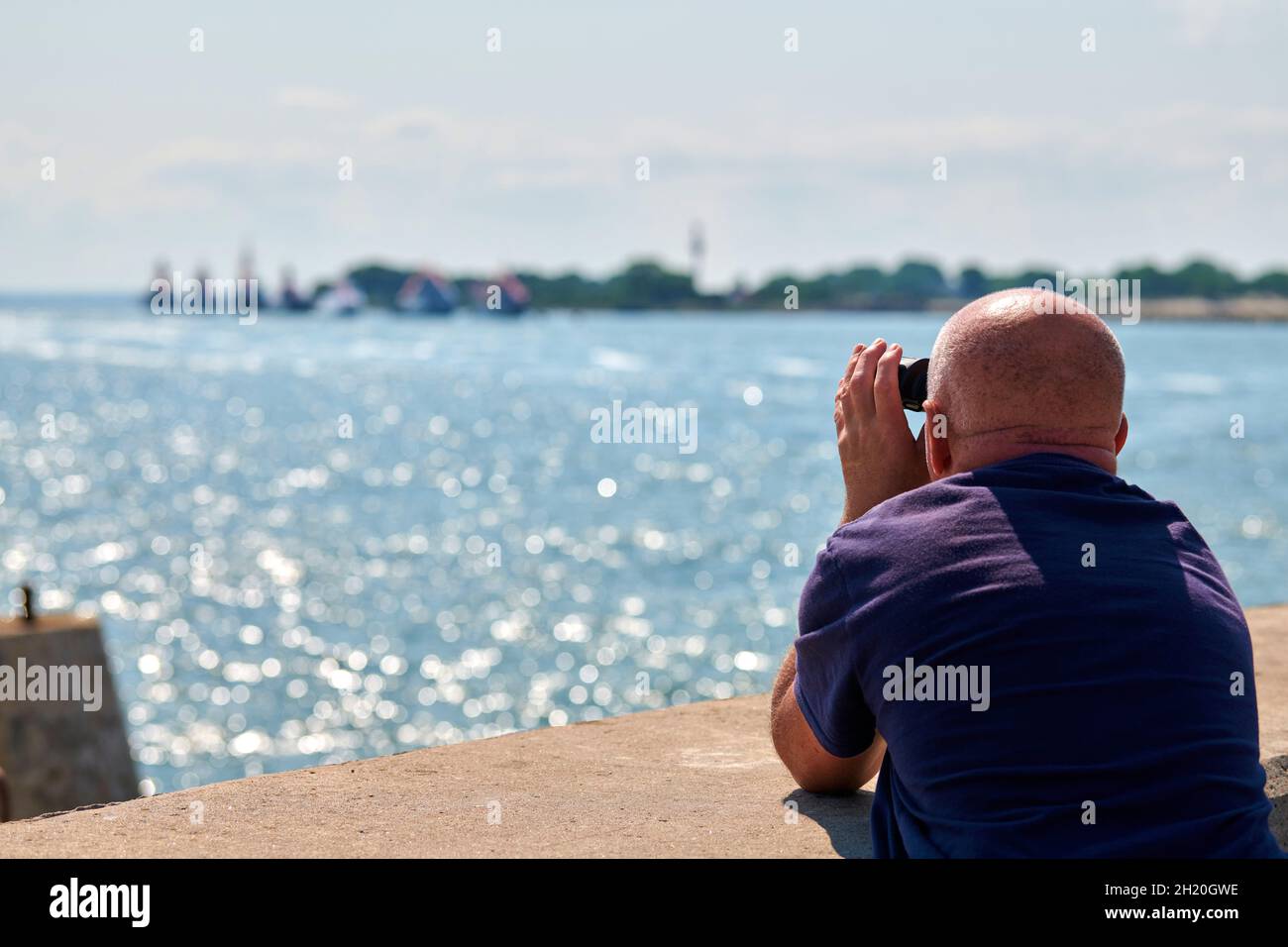 Old man looking through telescope hi-res stock photography and images ...
