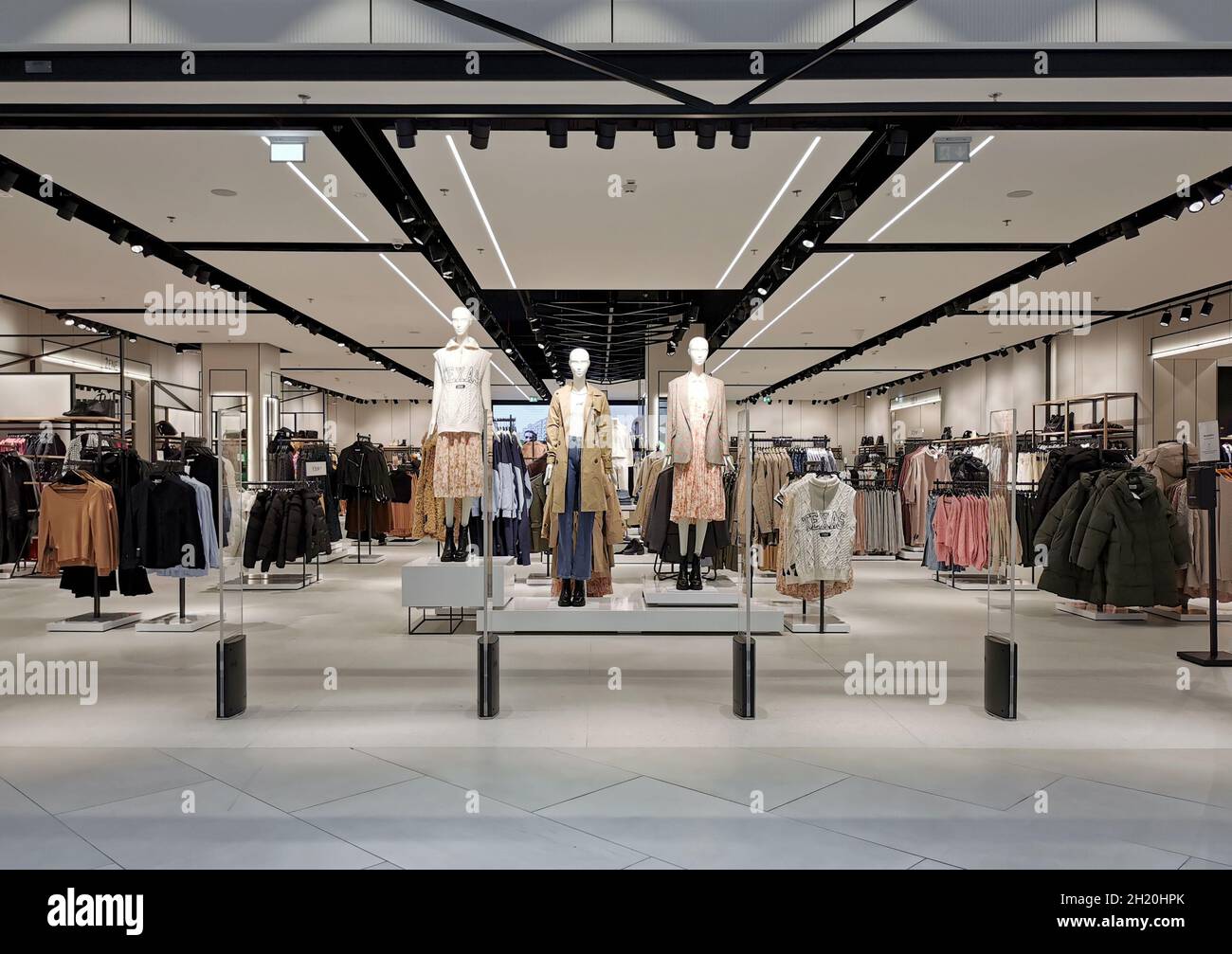 Shop entrance of an empty Clothing store in mall Stock Photo - Alamy