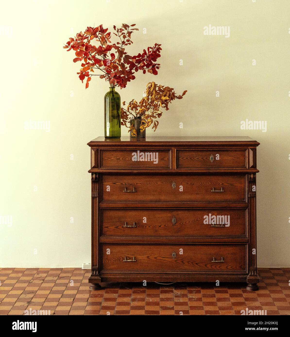 Art deco chest drawers hi-res stock photography and images - Alamy