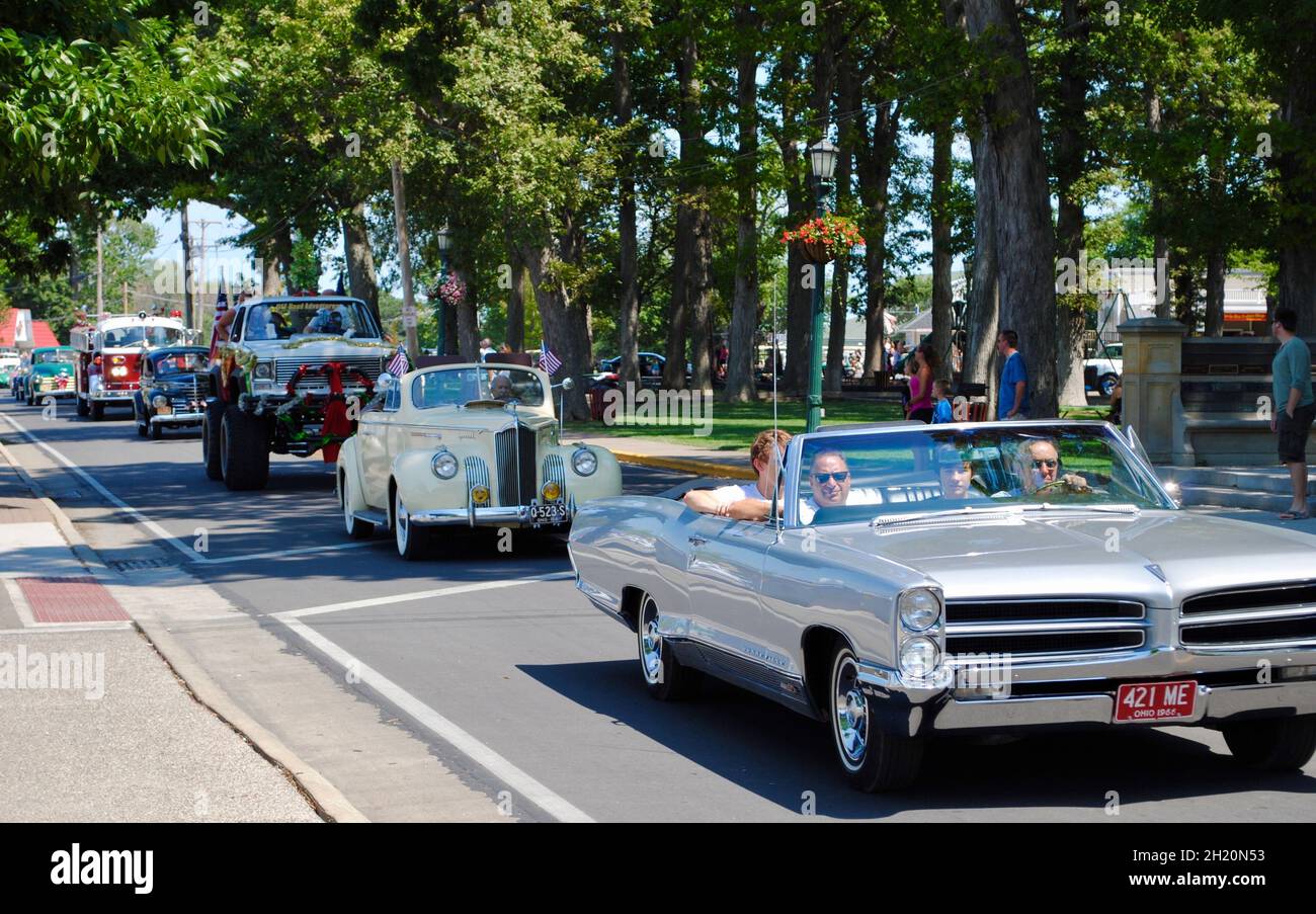 Car parade hi-res stock photography and images - Alamy