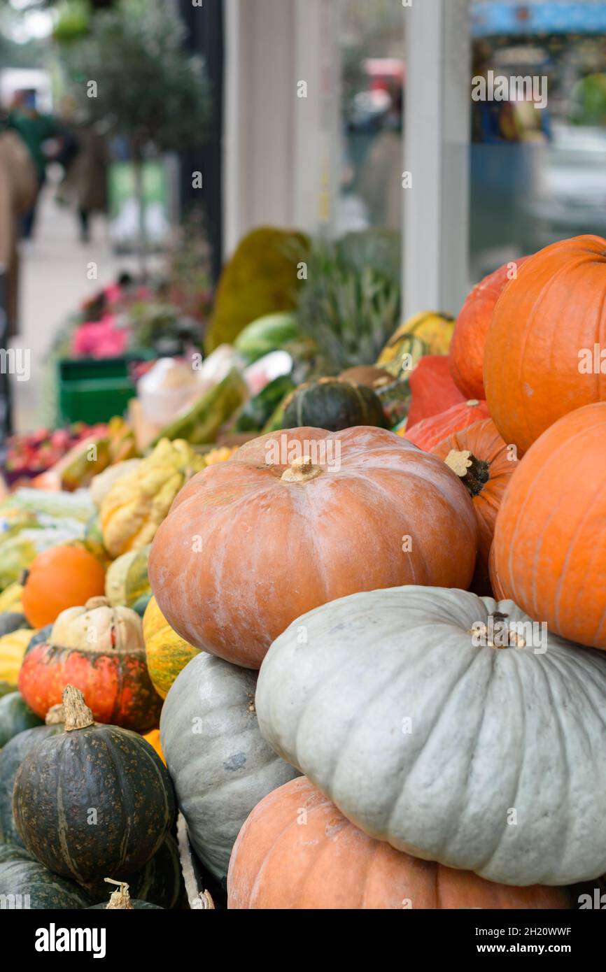 City shopping variety hi-res stock photography and images - Alamy
