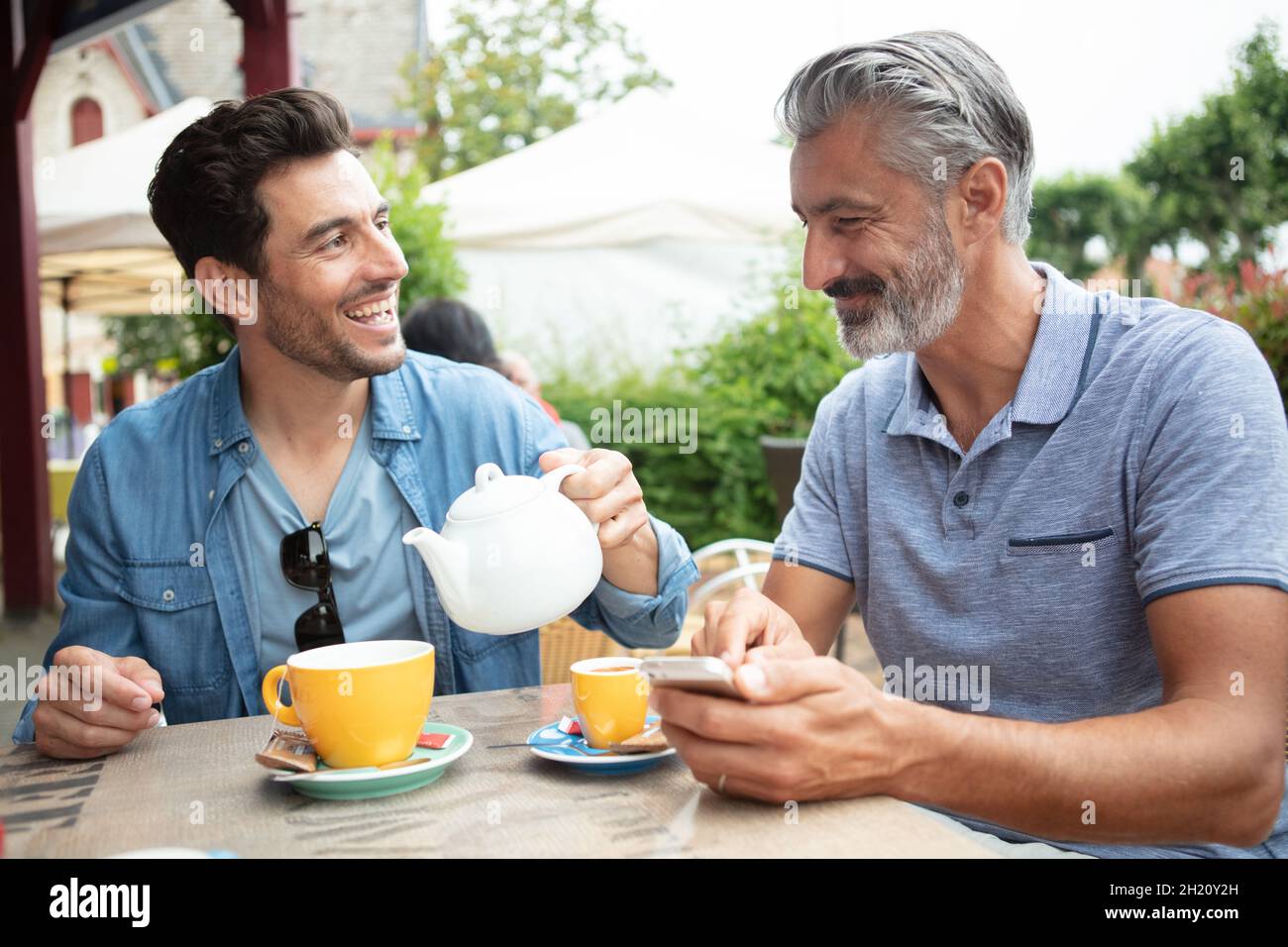 People having tea on sunny hi-res stock photography and images - Alamy