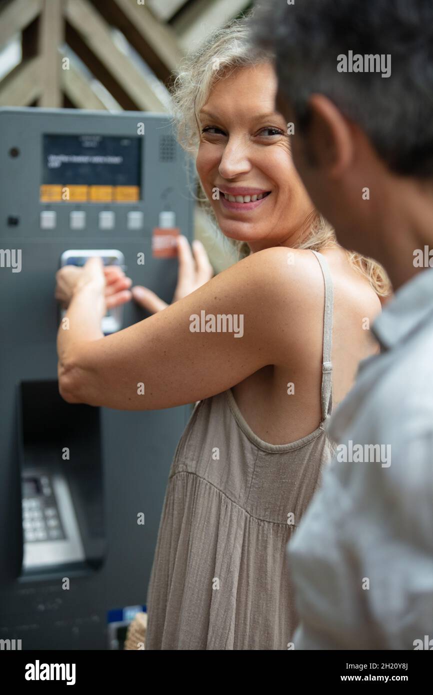 Couple atm machine hi-res stock photography and images - Alamy