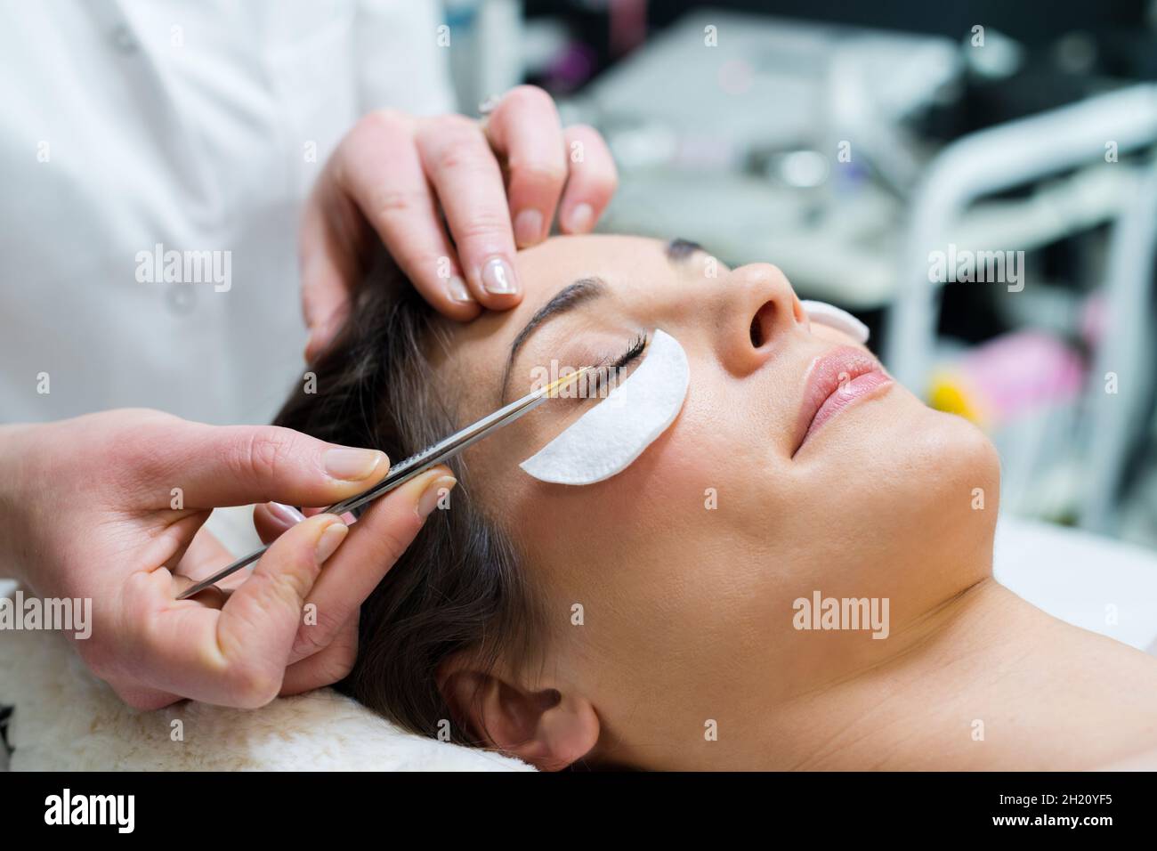 woman having eye lashes tinted in beauty salon Stock Photo - Alamy