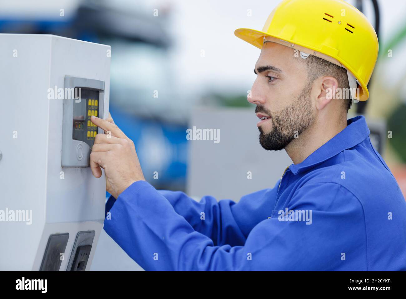 Man operating machine hi-res stock photography and images - Alamy