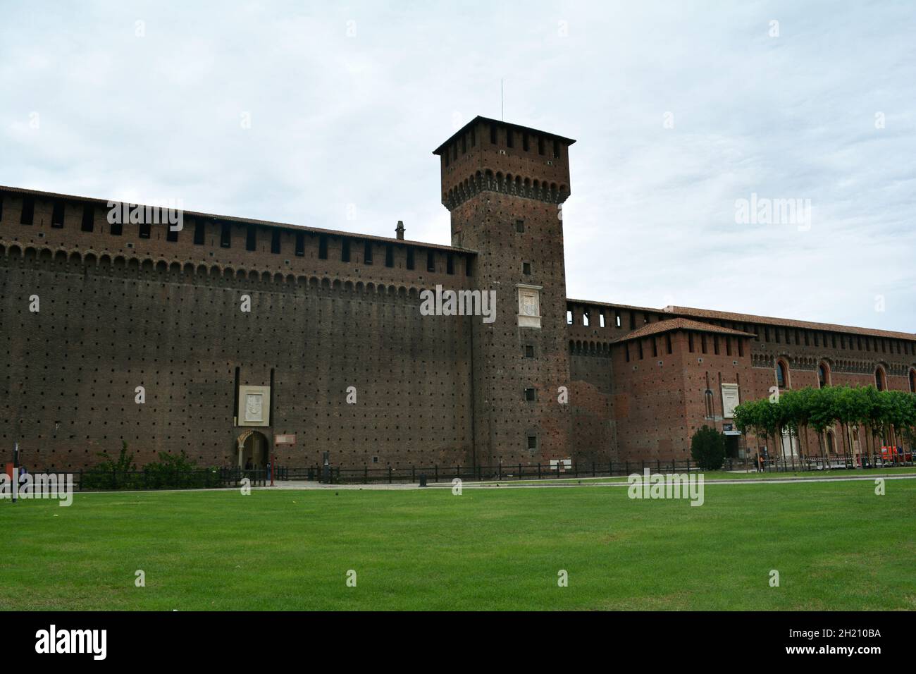 Courtyard and architecture in the milan castle castello hi-res stock ...