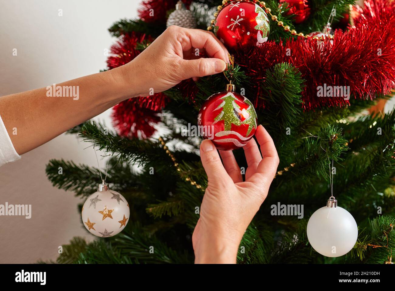 Decorating a tree hi-res stock photography and images - Alamy