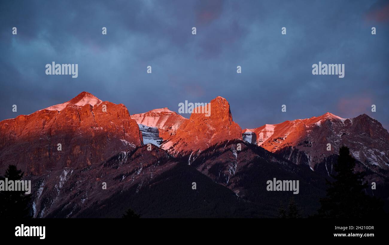 Morning light on Rundle Range Mountains from Higashikawa Friendship ...