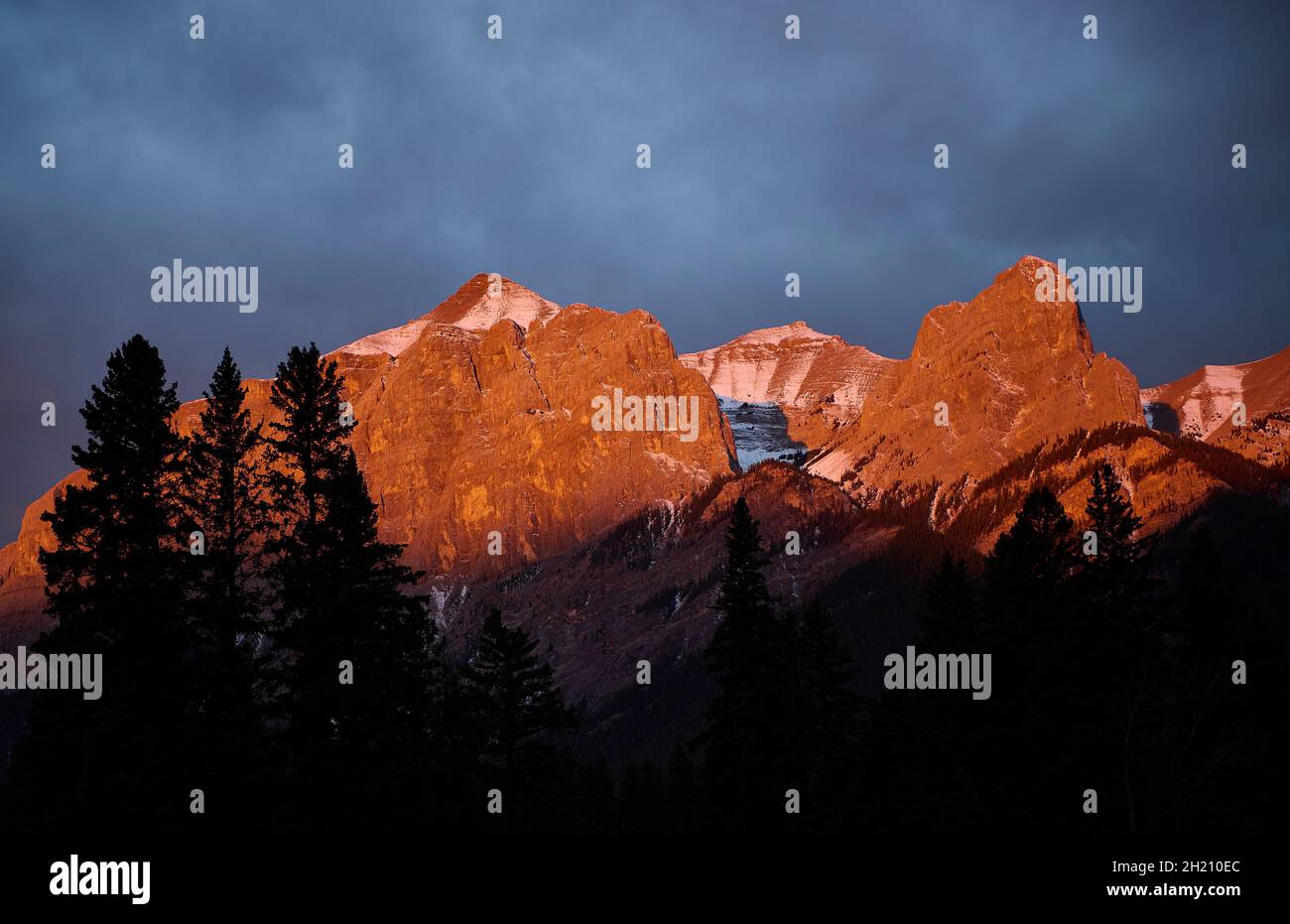 Morning light on Rundle Range Mountains from Higashikawa Friendship ...