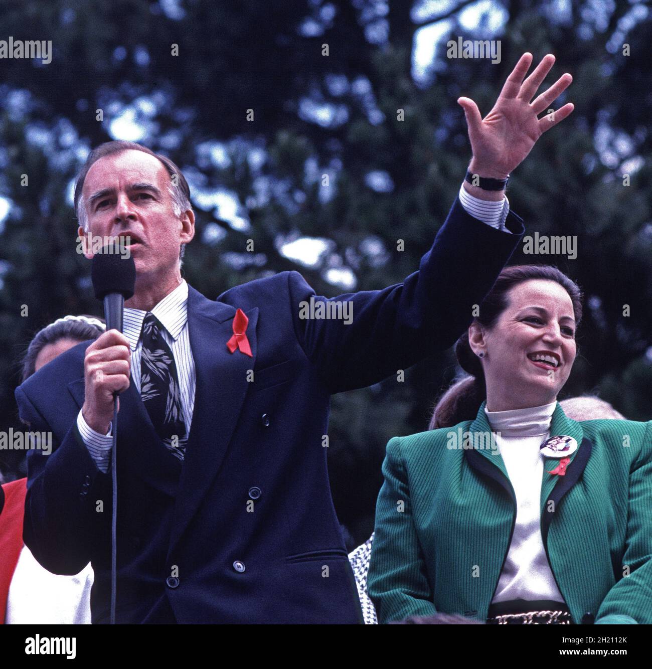 Jerry Brown runs for the office of US President, supported by Angela ...