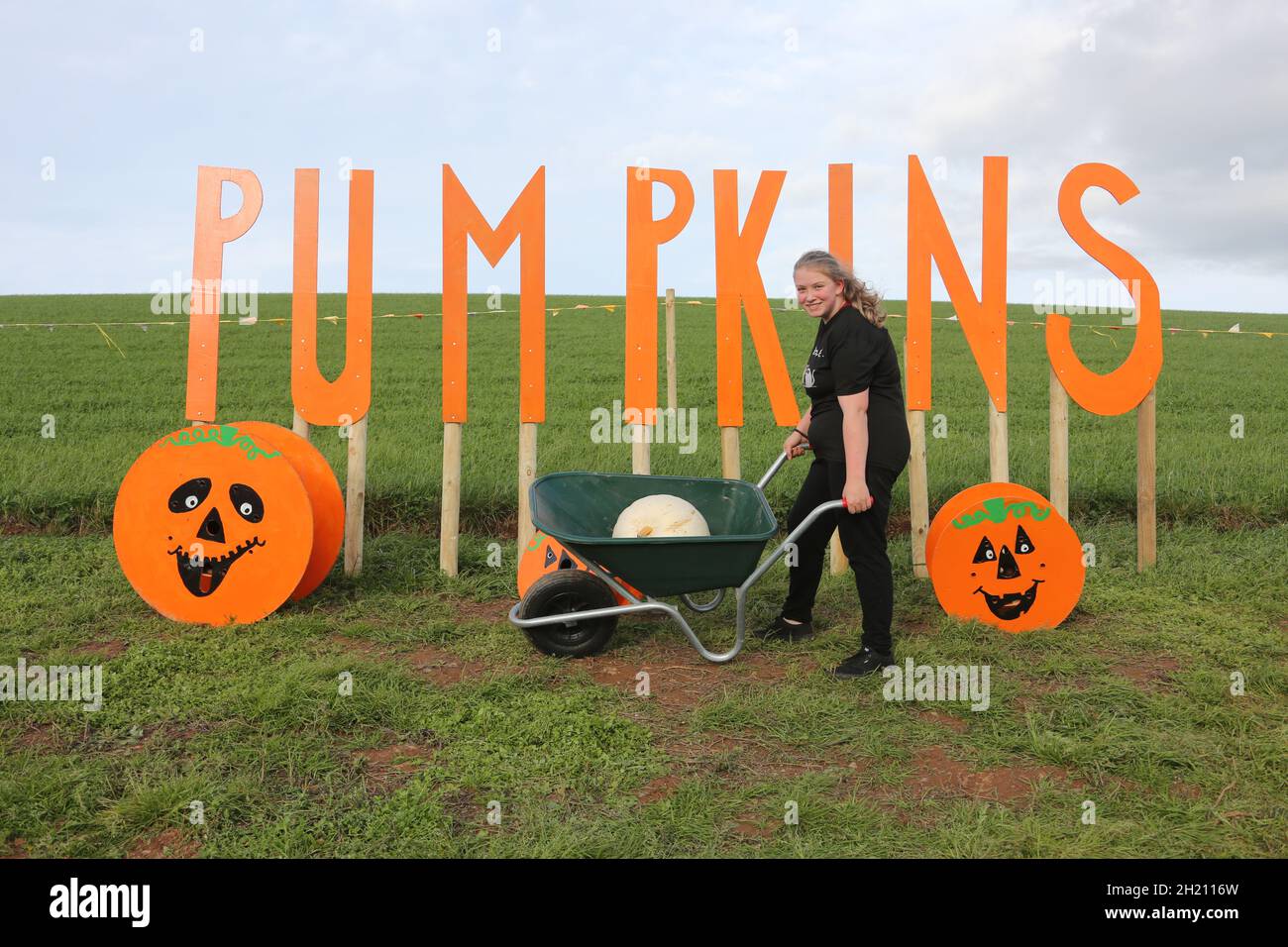 Dowhill Farm, nr Girvan, Ayrshire, Scotland. A mother and daughter ...