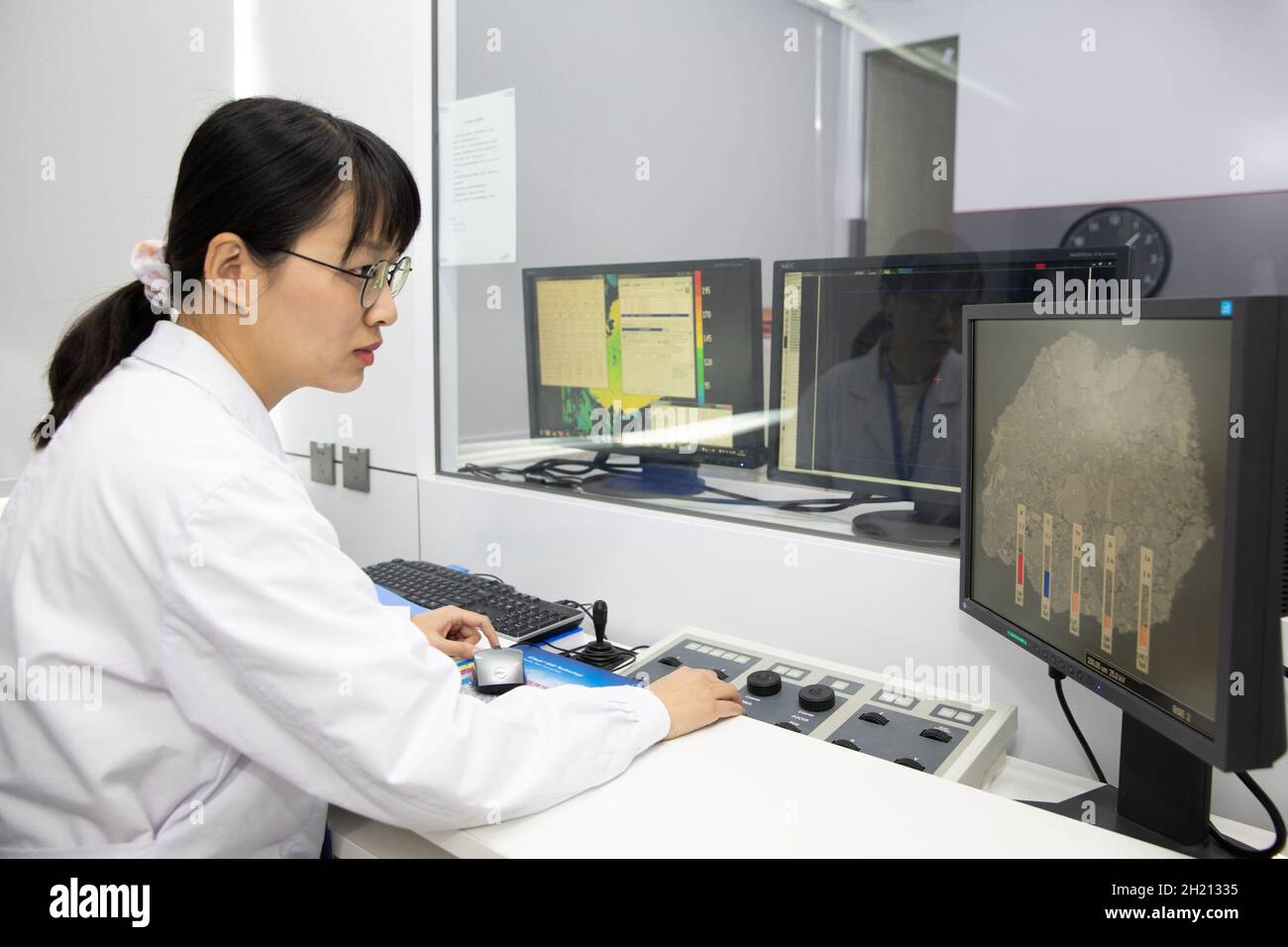 (211019) -- BEIJING, Oct. 19, 2021 (Xinhua) -- A researcher conducts an ...
