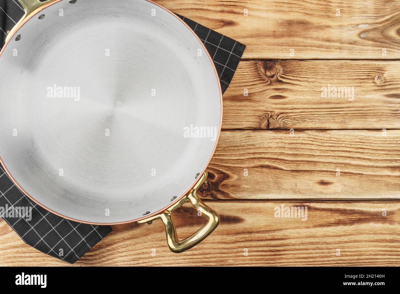 Top view of copper cooking pot on kitchen table Stock Photo - Alamy