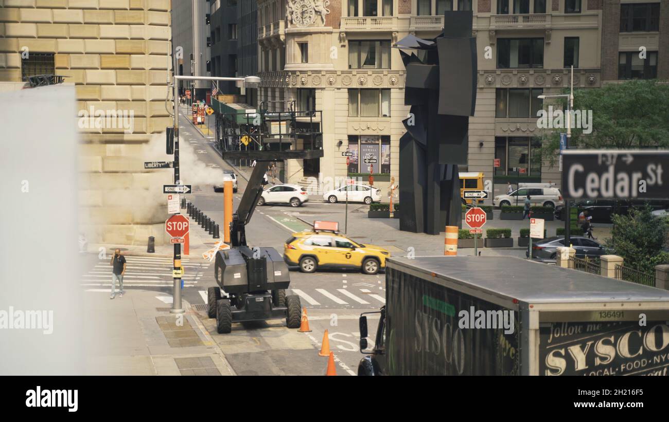New York, USA - September 10, 2021 : Busy intersection in downtown of ...