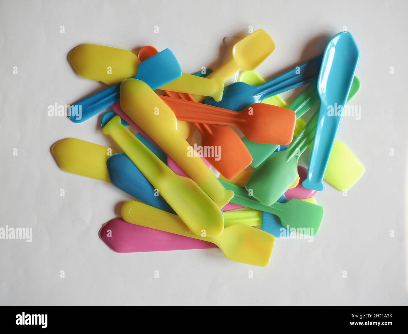 heap of disposable single use plastic spoons Stock Photo - Alamy