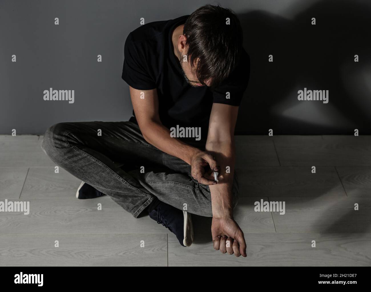 Male drug addict making injection near grey wall Stock Photo - Alamy