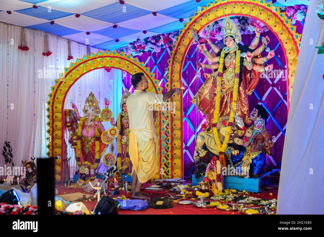 Aarti puja hi-res stock photography and images - Alamy