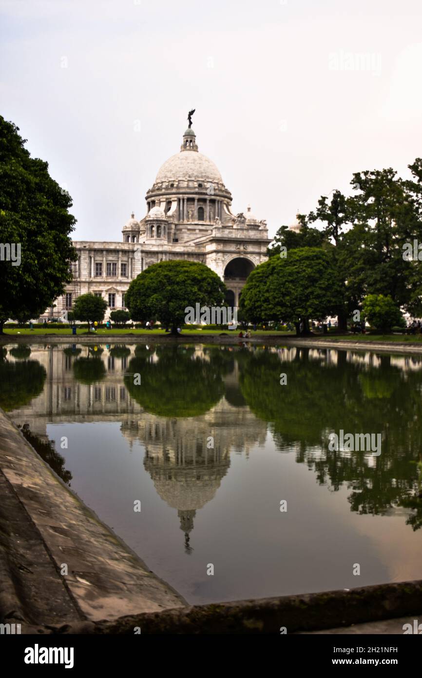 Beautiful vertical shot of the Victoria Memorial large marble building ...