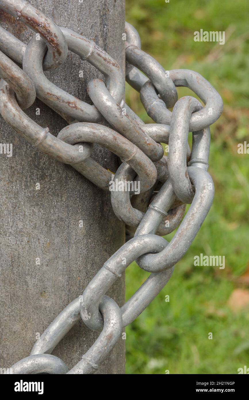 Linked metal chains hi-res stock photography and images - Alamy