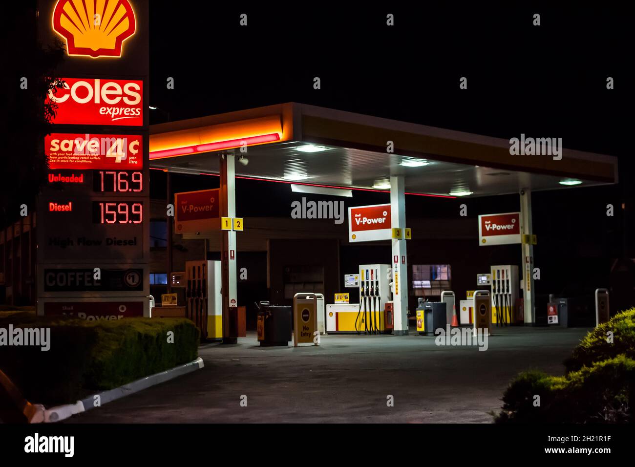 Melbourne, Australia. 19th Oct, 2021. Shell petrol station in Australia ...