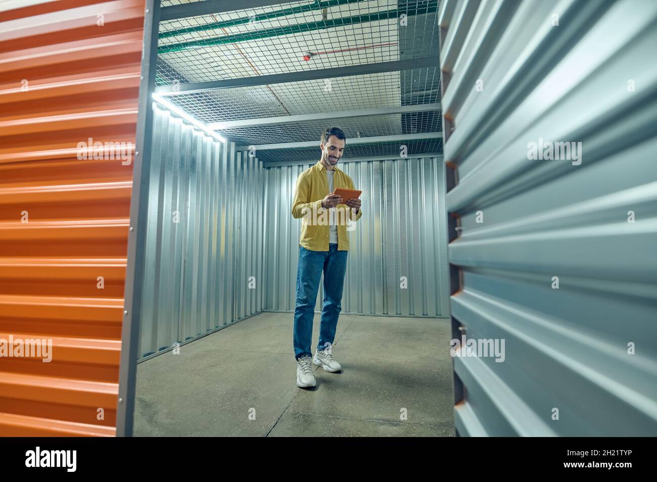 Empty garage hi-res stock photography and images - Alamy