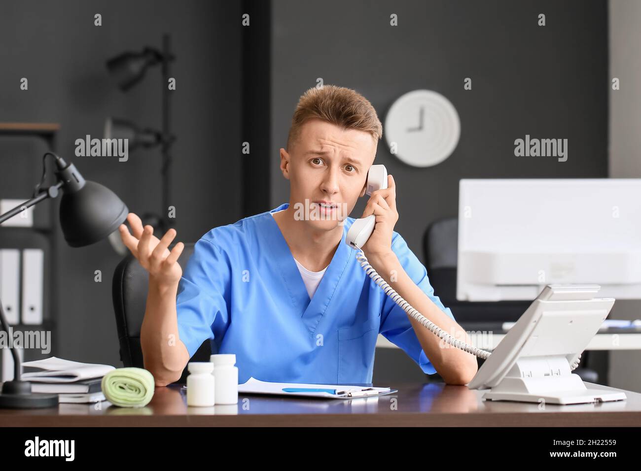 Doctor nurse talking to resident hi-res stock photography and images ...