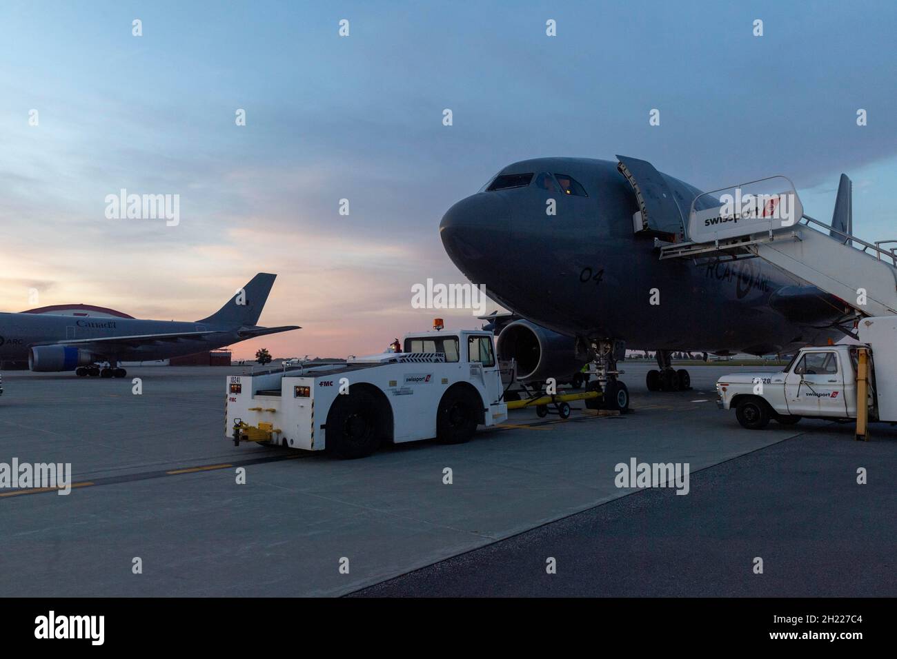 Members of 437 Transport Squadron prepare a CC-150T Polaris strategic ...