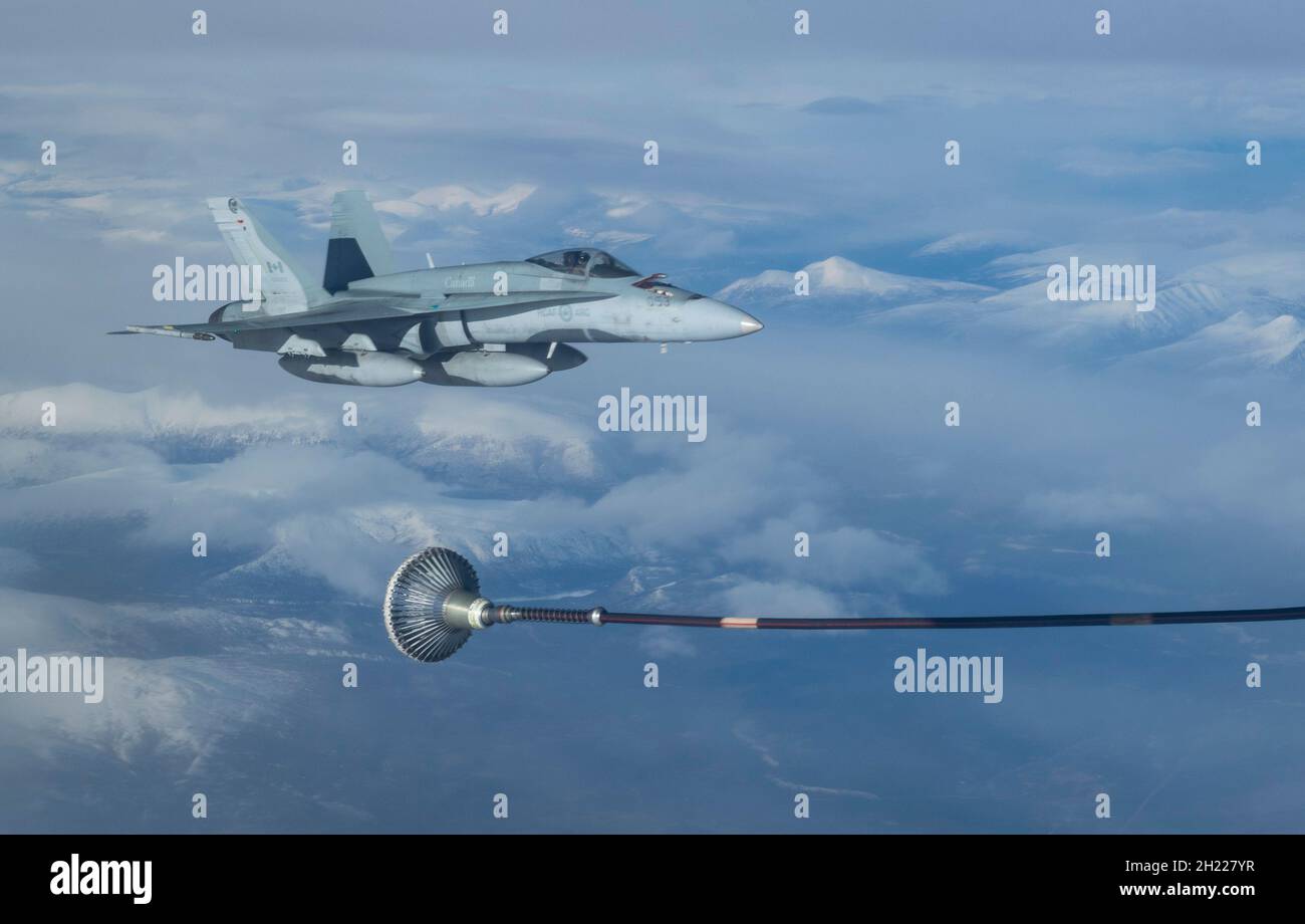 A Royal Canadian Air Force CC-150T Polaris strategic airlift and air-to ...