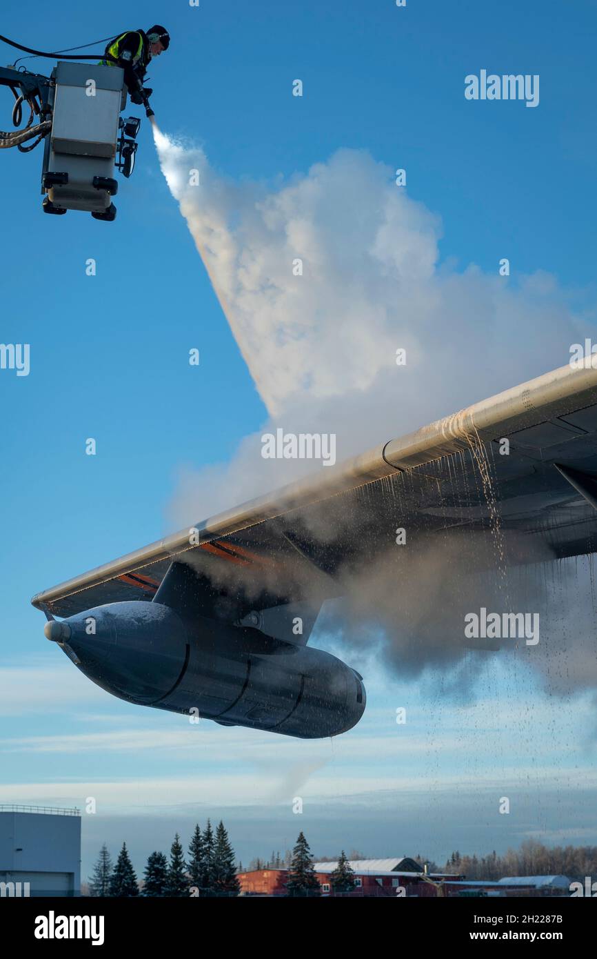 A Royal Canadian Air Force CC-150T Polaris strategic airlift and air-to ...