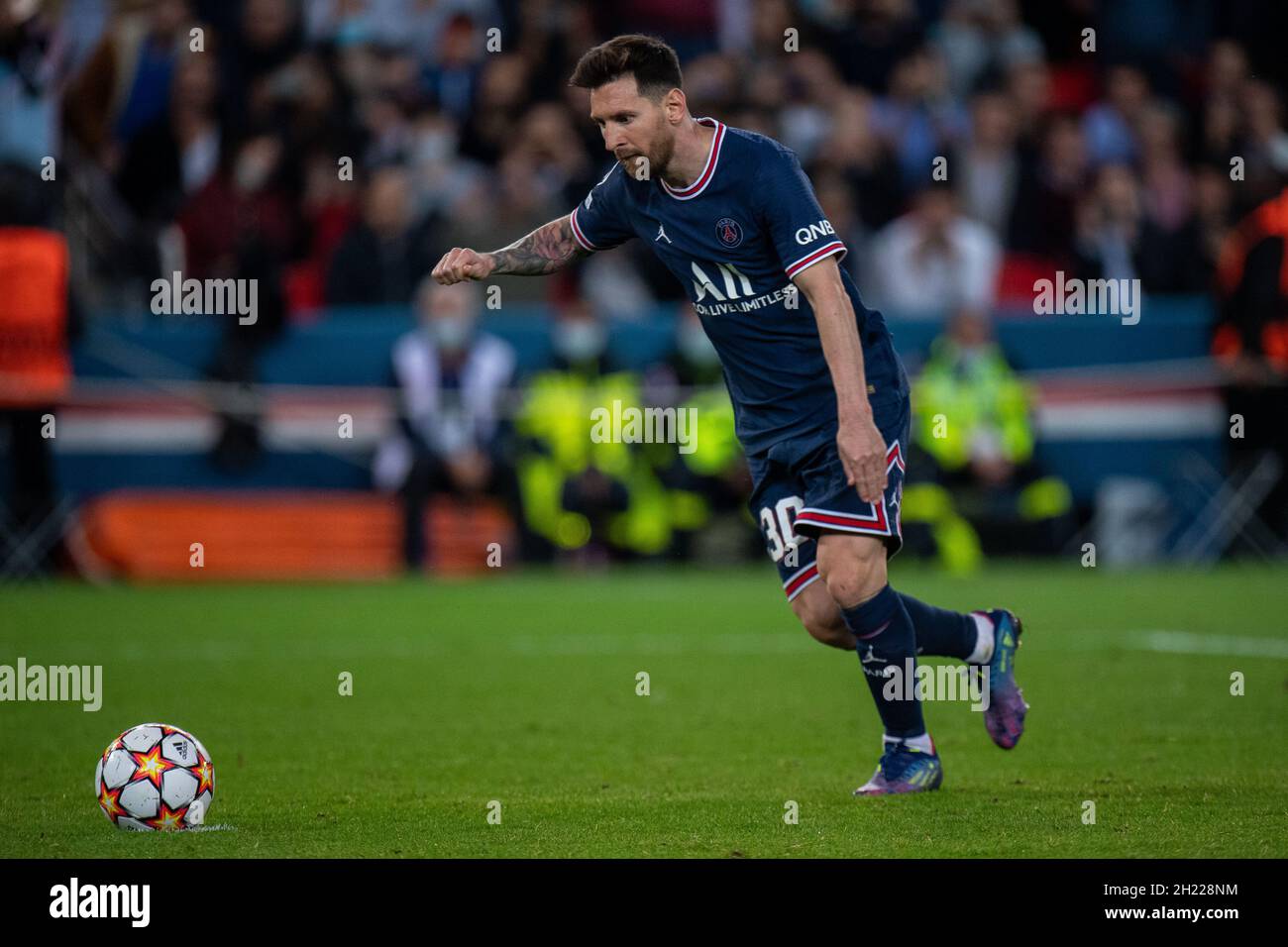 PARIS, FRANCE - OCTOBER 19: Lionel Messi of Paris Saint-Germain scoring ...