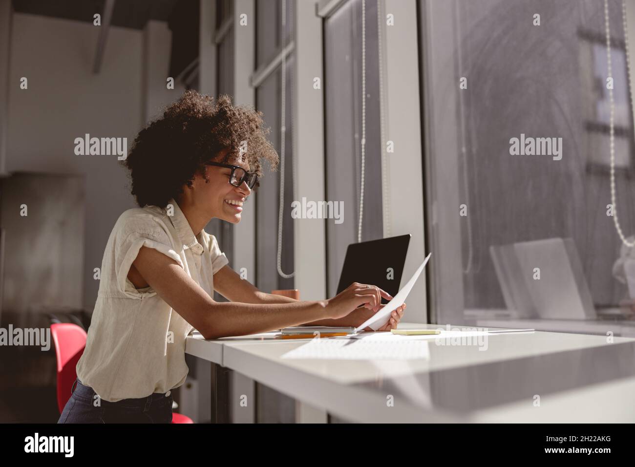 Woman sit work desk hi-res stock photography and images - Alamy