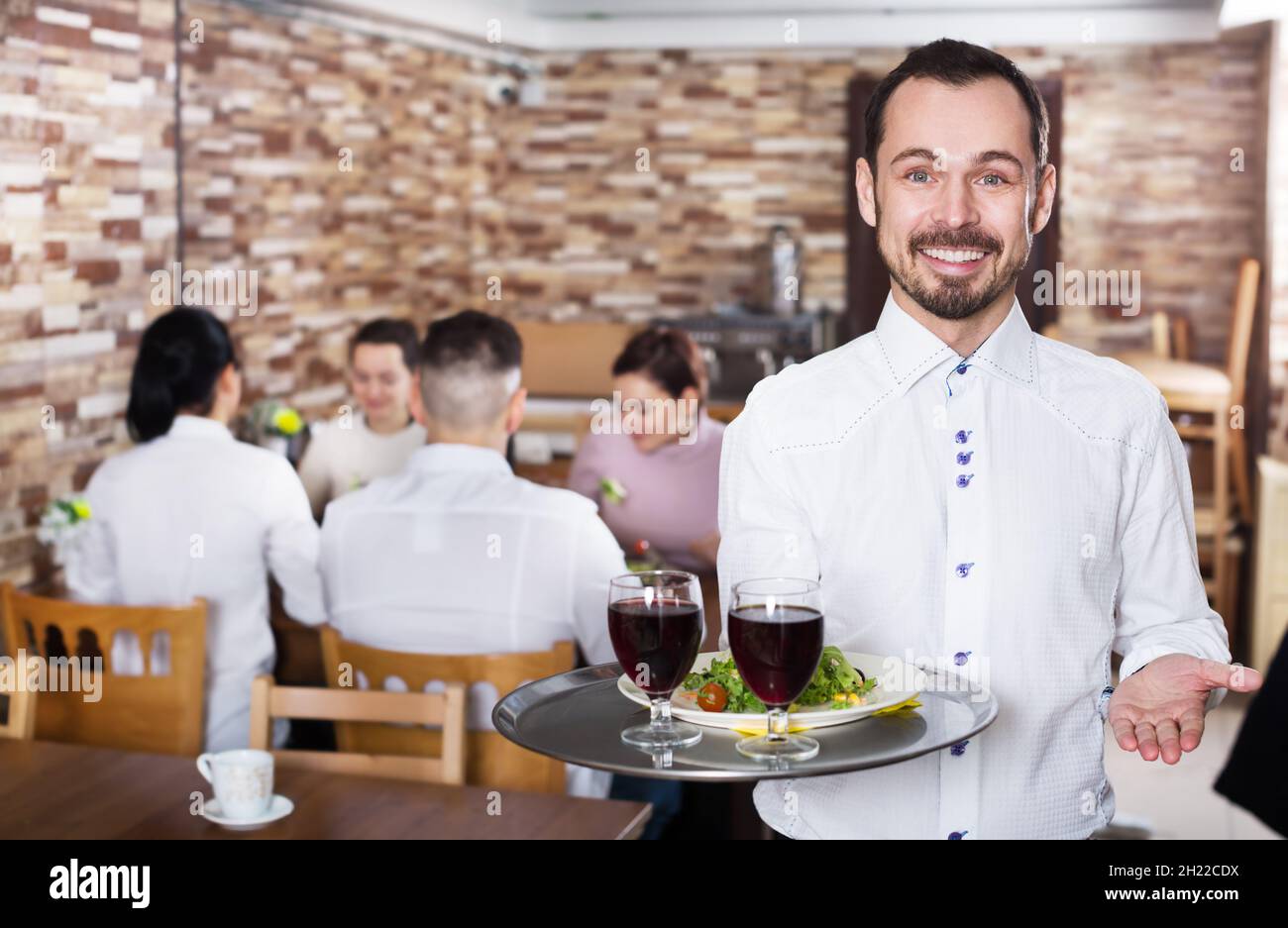 Waiter guests table hi-res stock photography and images - Alamy