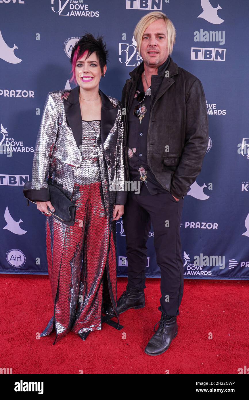 Nashville, Tennessee, USA, October 21, 2021. Artist Yancy walk the Red ...