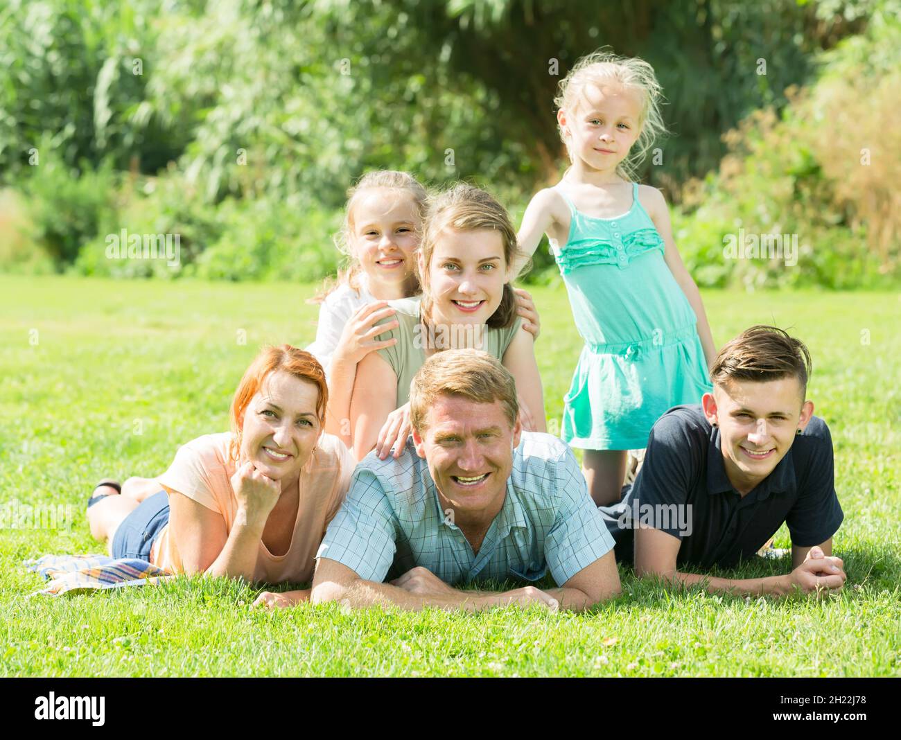 Portrait happy big family six hi-res stock photography and images - Alamy