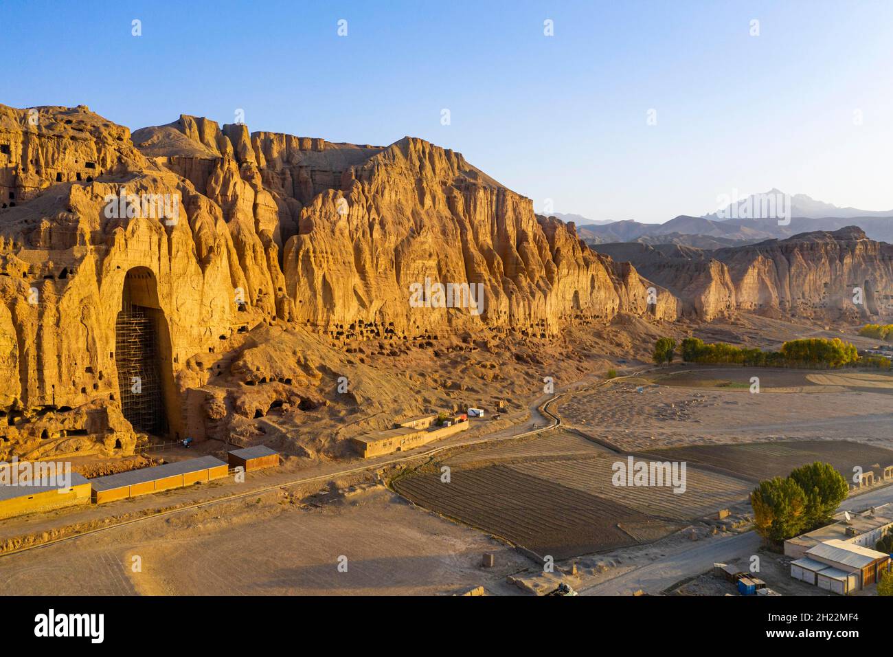 Statue of bamyan buddha hi-res stock photography and images - Alamy