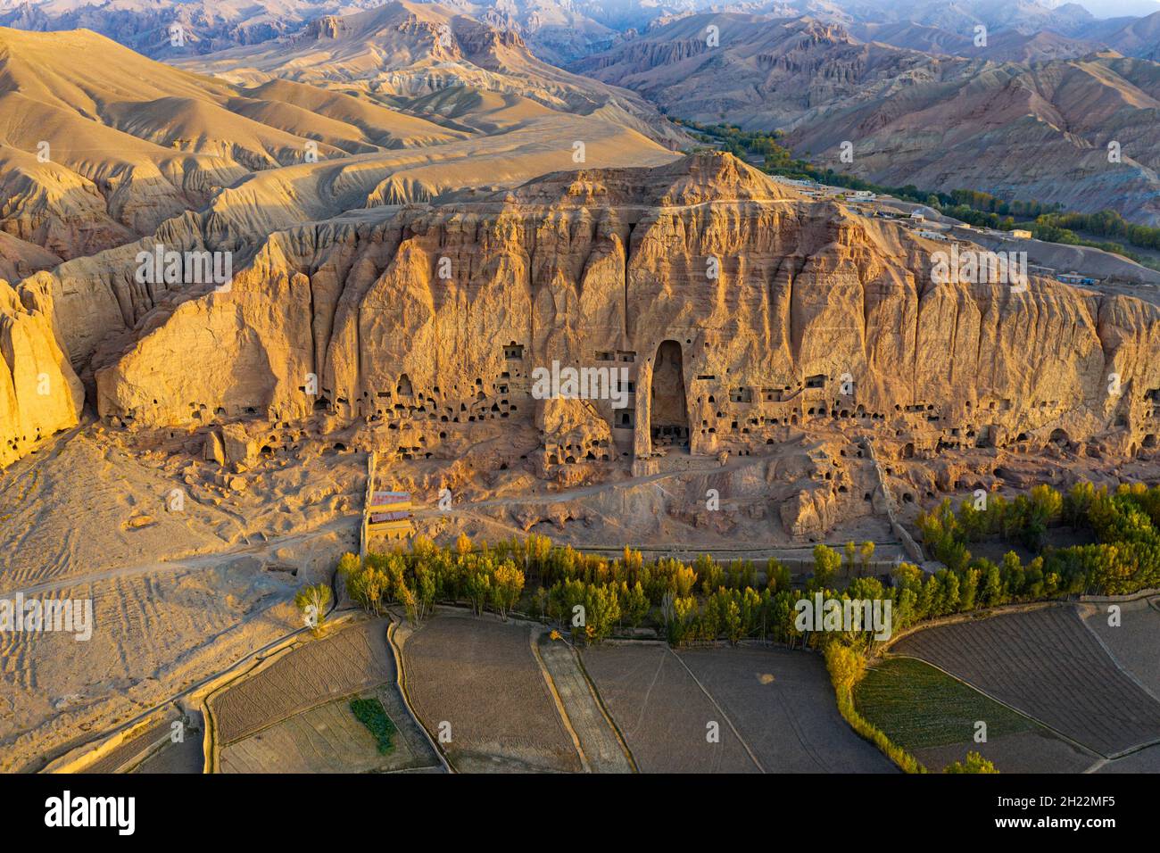 Statue of bamyan buddha hi-res stock photography and images - Alamy