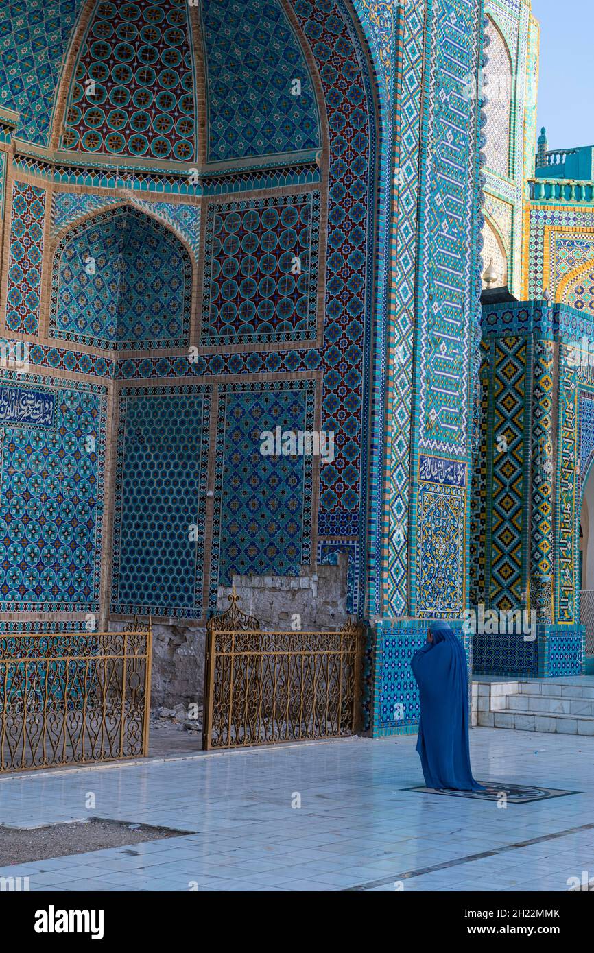 Praying woman, Blue Mosque, Mazar-E-Sharif, Afghanistan Stock Photo - Alamy