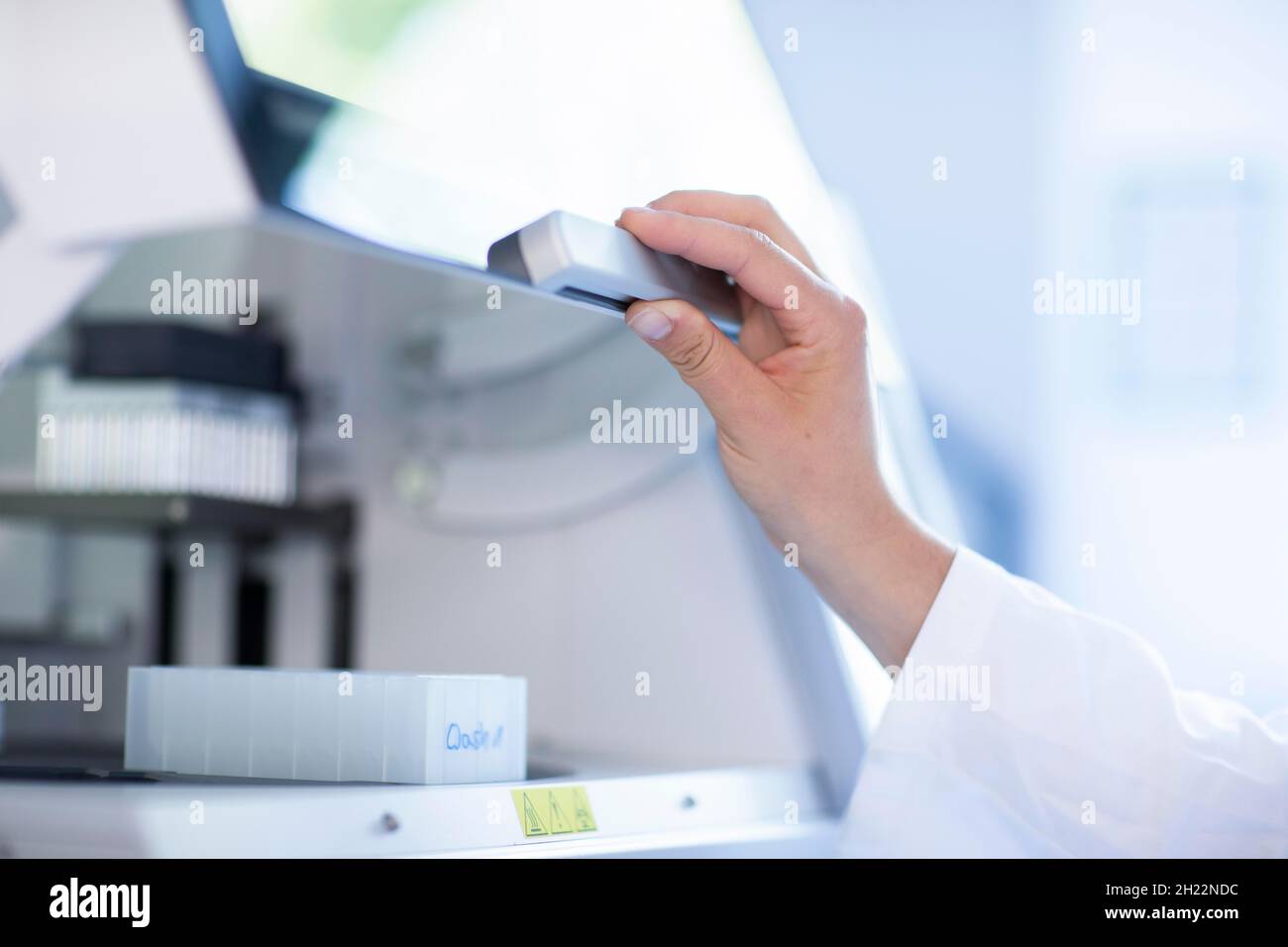 Laboratory apparatus hi-res stock photography and images - Alamy