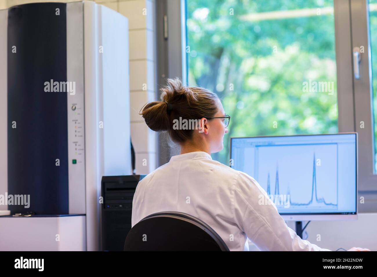 Laboratory examination with laboratory apparatus and monitor ...