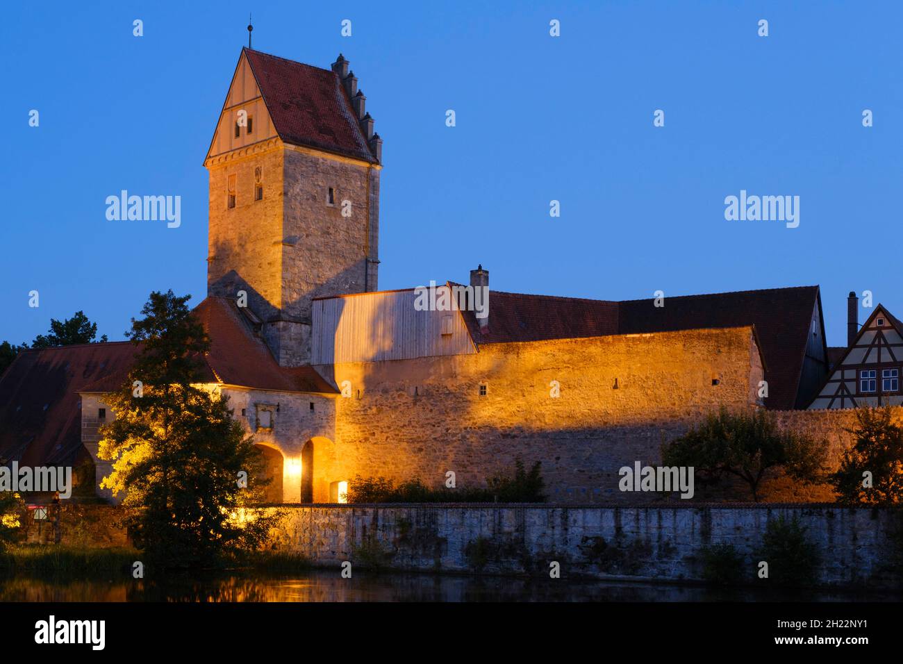 Illuminated Rothenburg Gate with city wall at the city pond ...