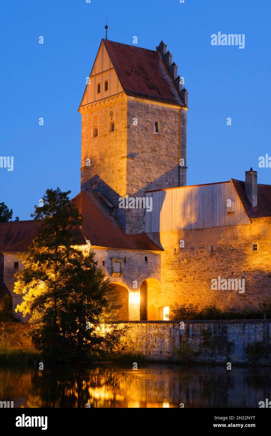 Illuminated Rothenburg Gate with city wall at the city pond ...