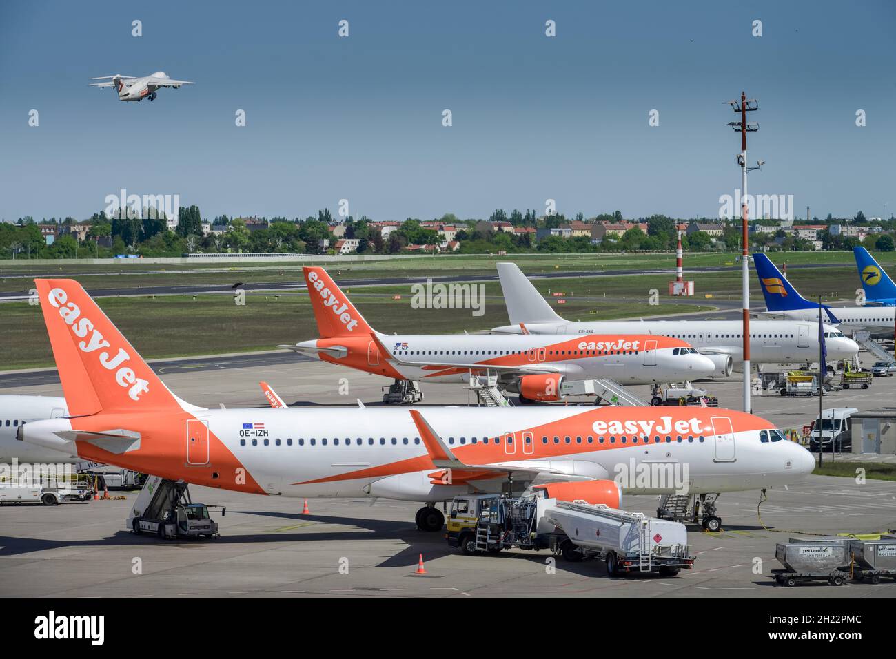 Aircraft easyjet hi-res stock photography and images - Alamy
